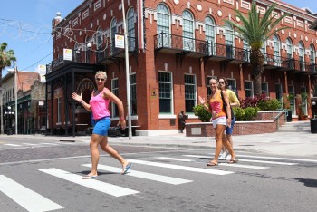 Nina Heinemann und Tanja Gutmann - 'Die HolidayChecker' für SAT1 ...